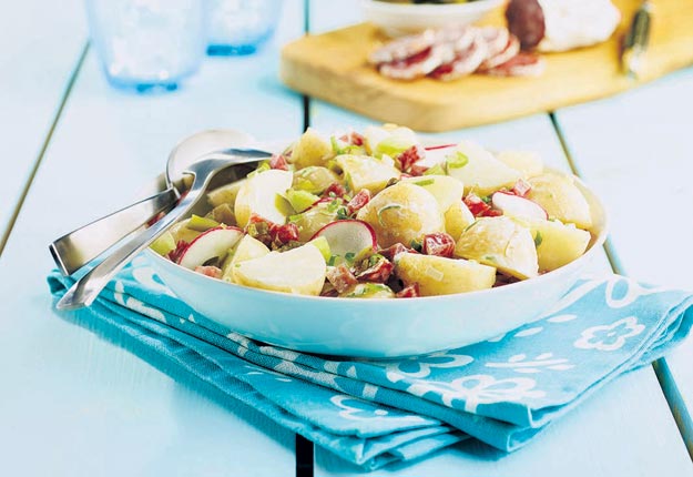 Salade de pommes de terre et saucisson à la dijonnaise - La Terre de ...