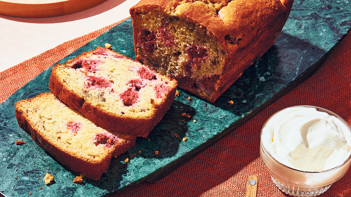 Pain-gâteau au yogourt et aux framboises - La Terre de chez nous