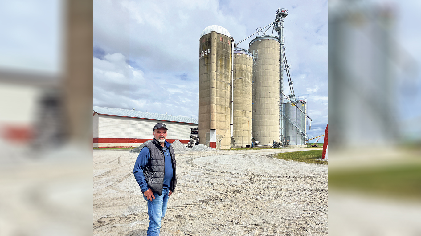 De vieux silos d’ensilage recyclés en centre de grains - La Terre de ...